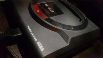 Mega Drive é transformado em console portátil por modder